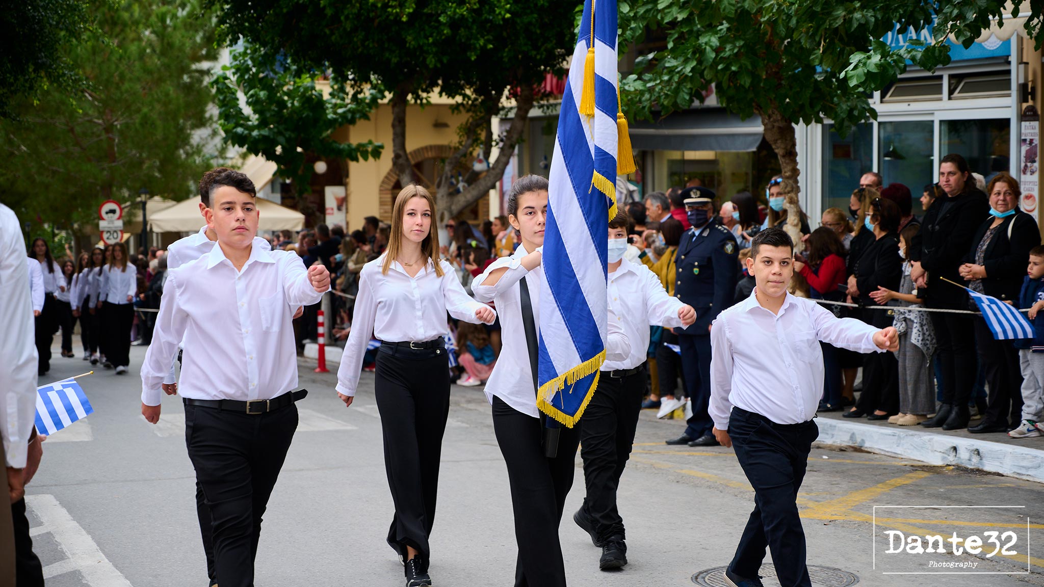 Το 1ο Γυμνάσιο στην παρέλαση για την 28η Οκτωβρίου (video-pics) - 1ο ...